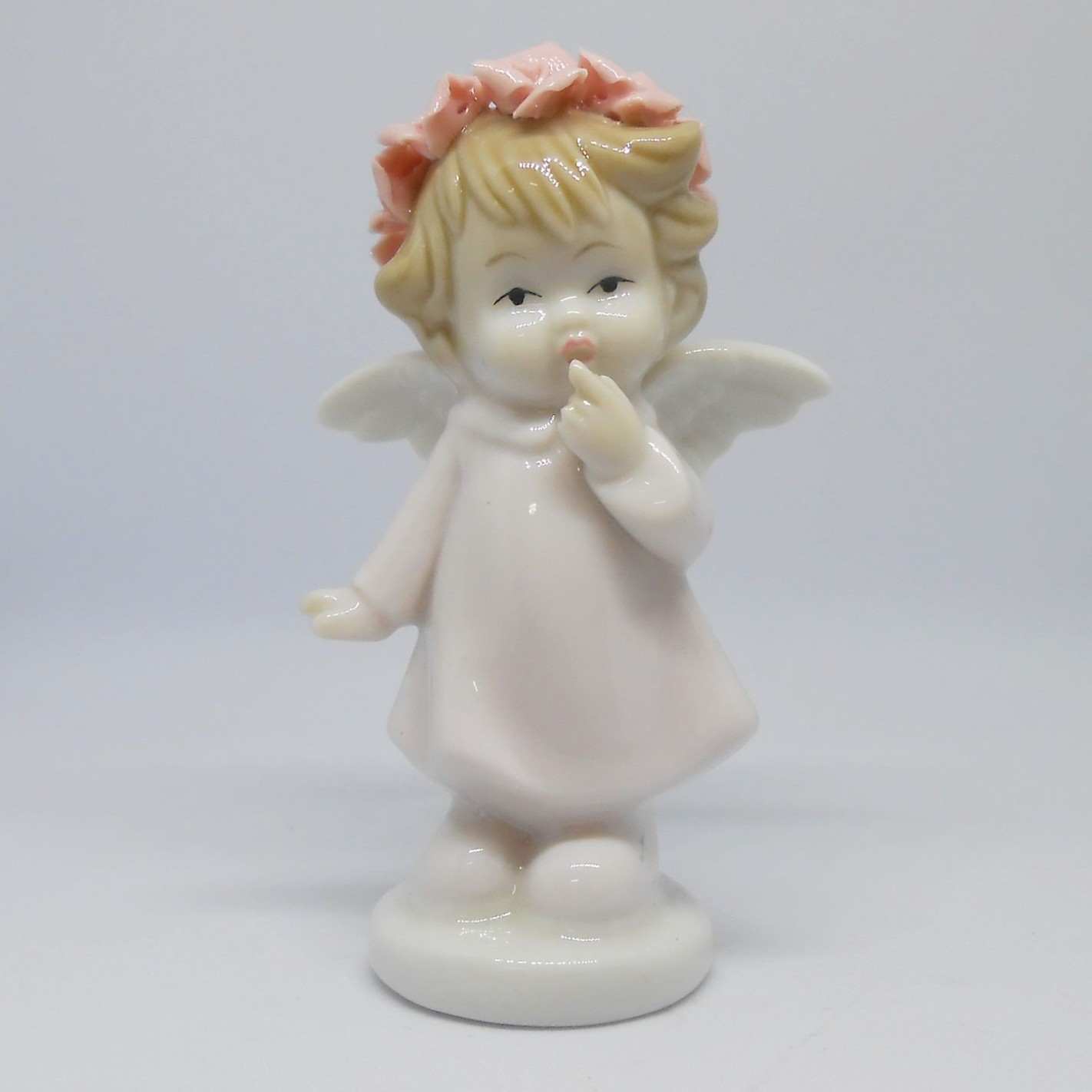 Bomboniera Angelo ceramica rosa con corona di rose Battesimo Nascita art 92